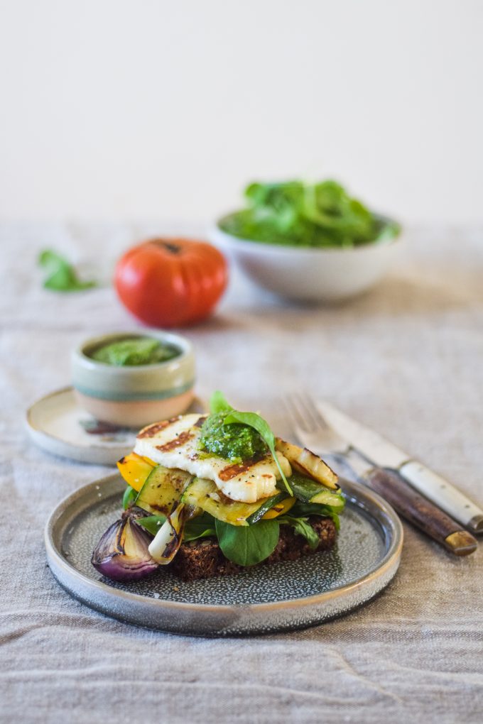 Vegetarisk smørrebrød med rucolapesto, grillet grønt og stegt halloumi ...